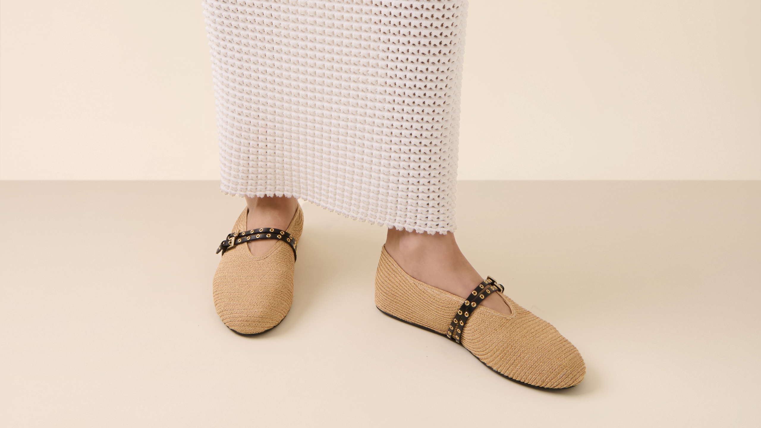 De raffia ballerina is de onverwachte schoen van de zomer