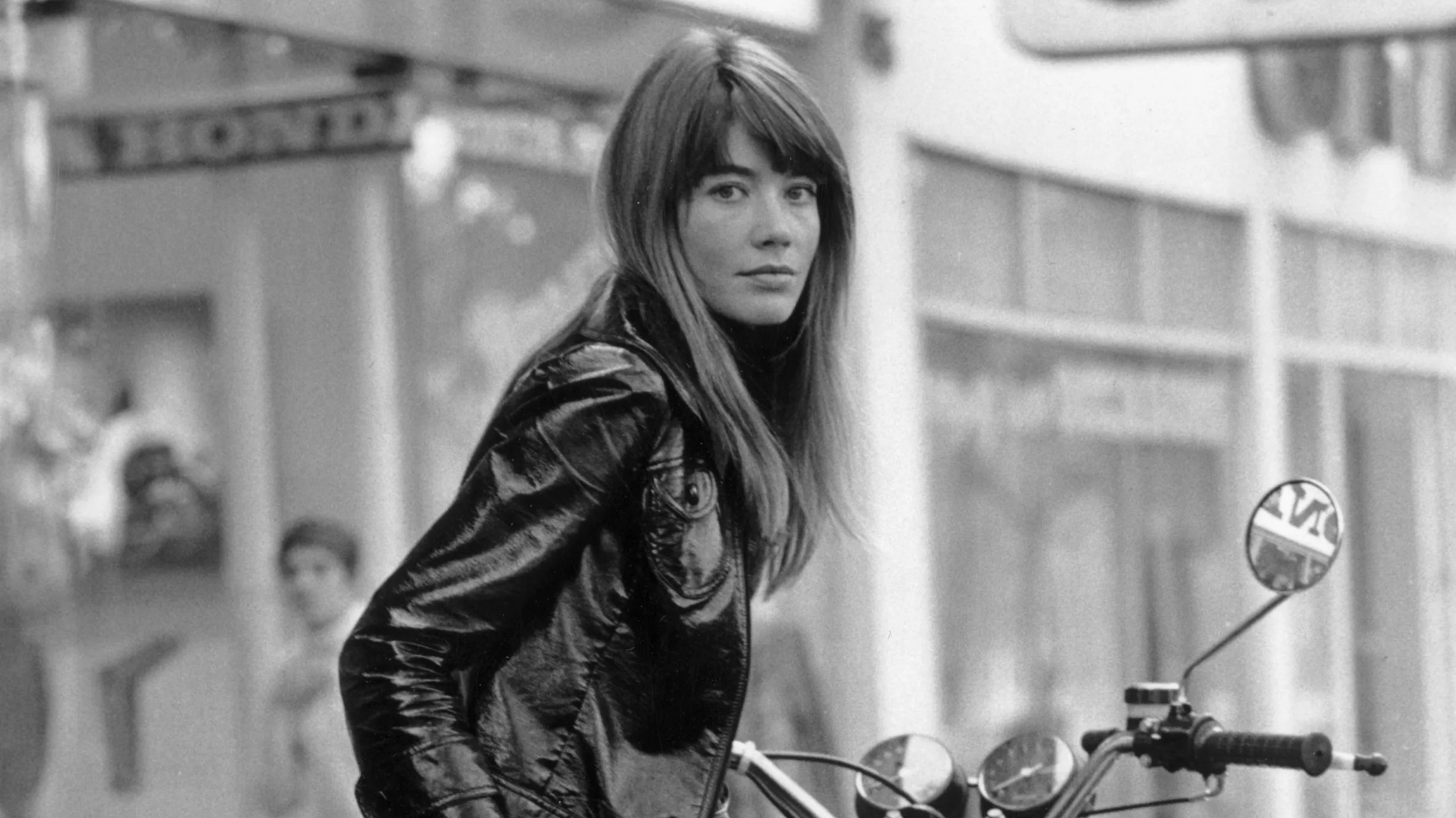 Een terugblik op de stijlvolle modemomenten van Françoise Hardy
