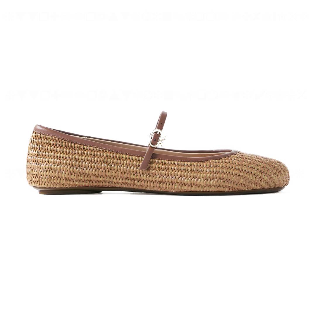 De raffia ballerina is de onverwachte schoen van de zomer