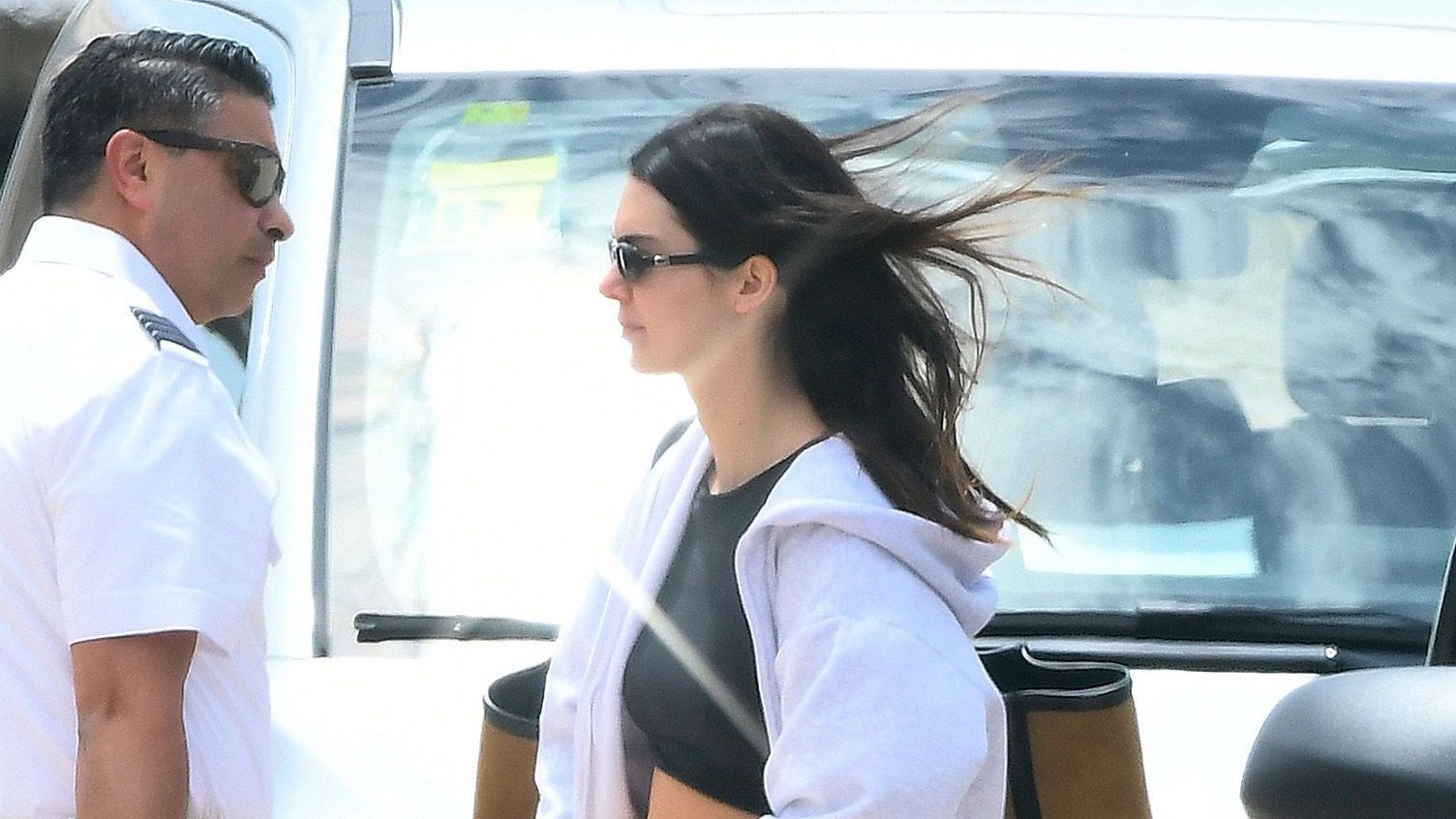 Kendall Jenner draagt XL-reistas van Phoebe Philo