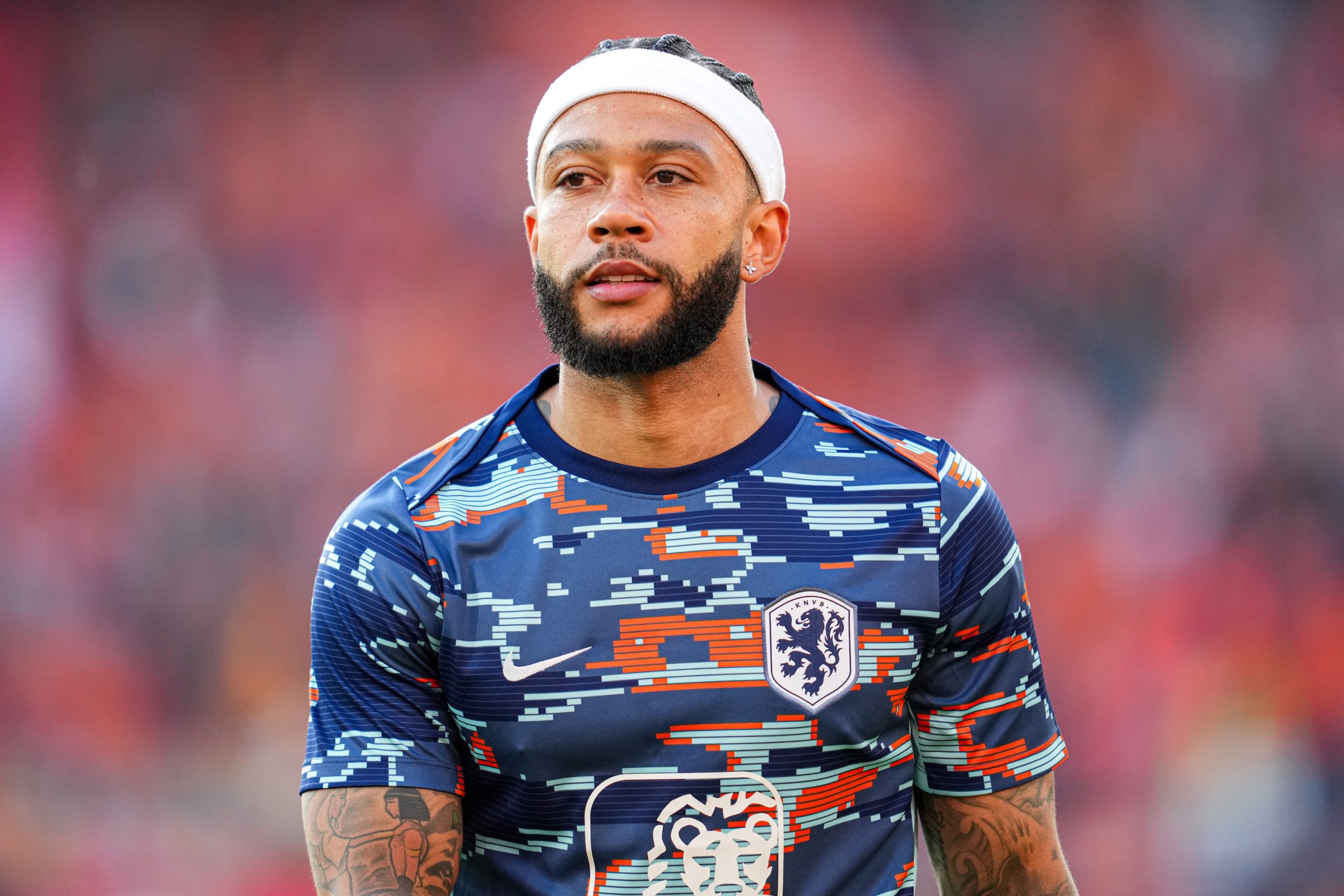 Waarom is er discussie over de haarband van Memphis Depay?