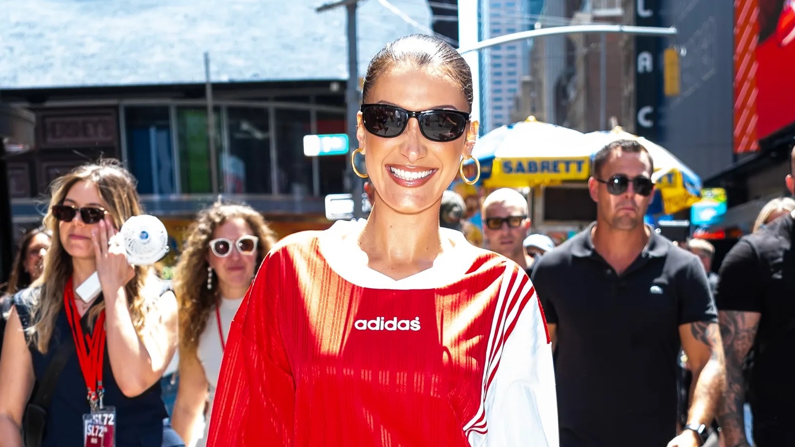 Bella Hadid brengt de Adidas SL 72 OG-sneakers terug
