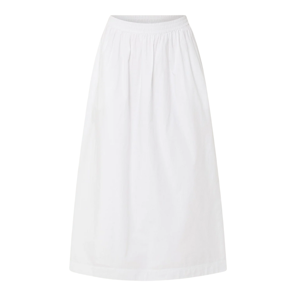 De lange witte rok is een staple piece voor je zomergarderobe