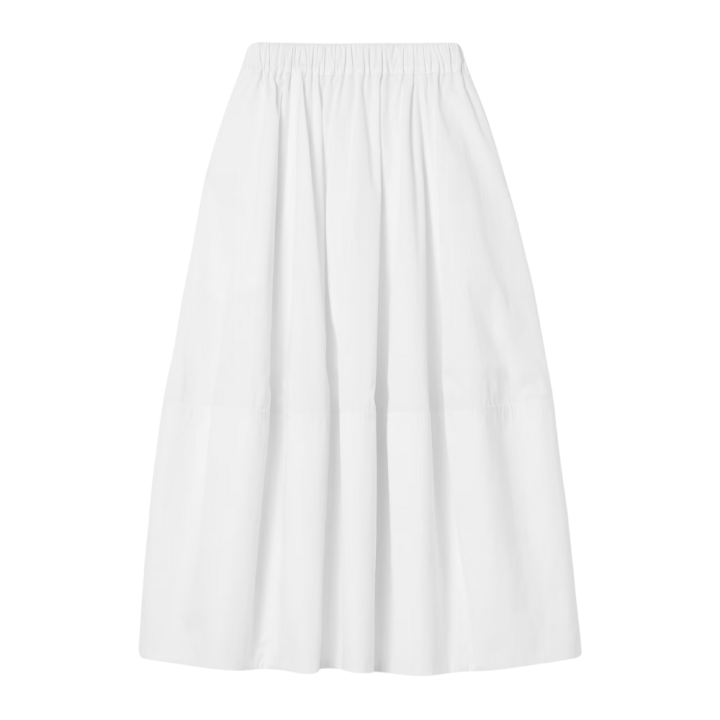 De lange witte rok is een staple piece voor je zomergarderobe