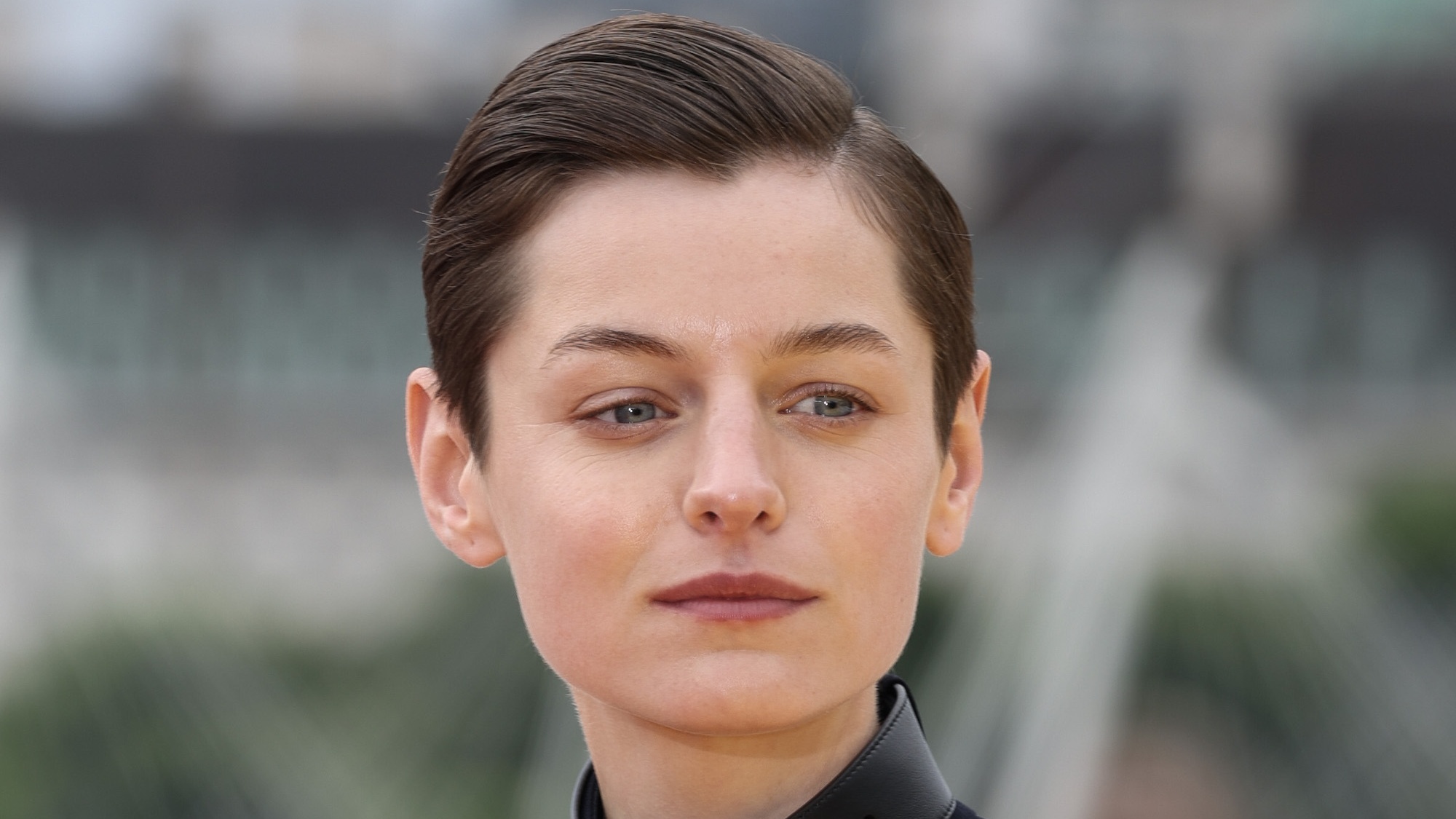 Emma Corrin draagt een engelachtige look van Dilara Findikoglu