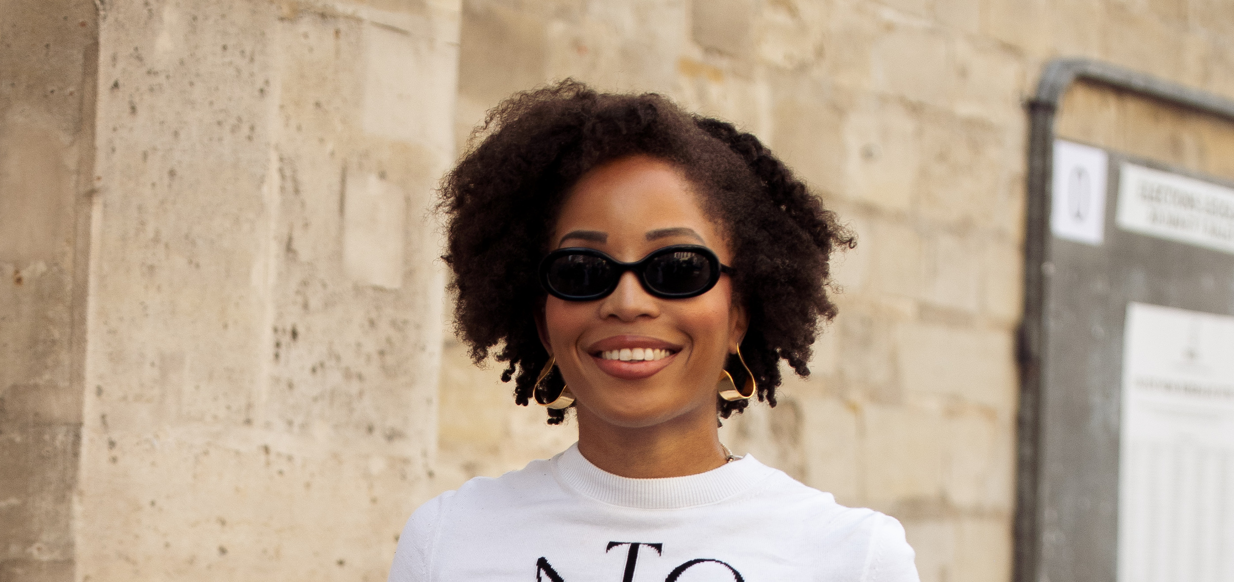 De lange witte rok is een staple piece voor je zomergarderobe