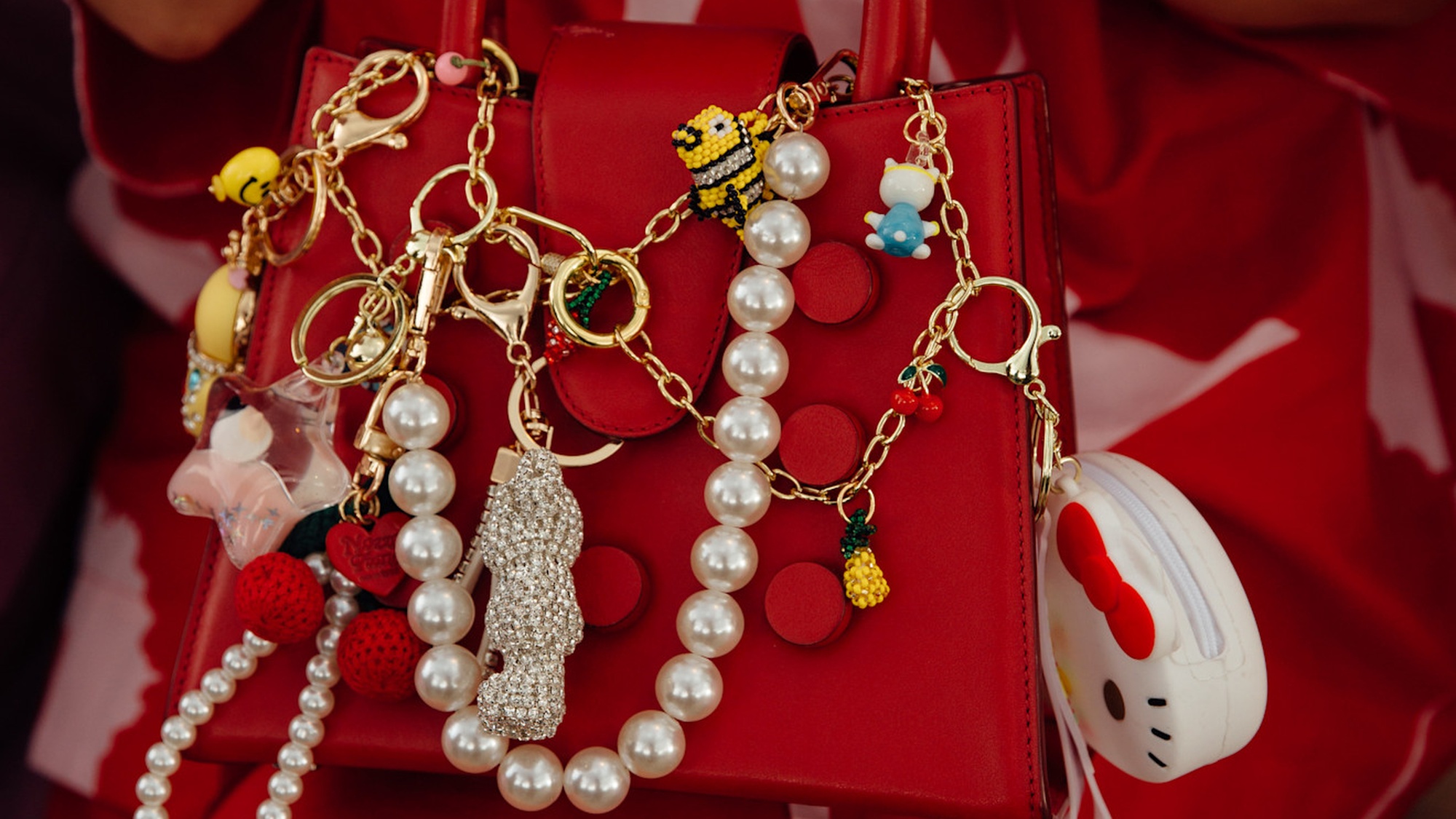 Hét accessoire voor je tas: de bag charm verovert het straatbeeld