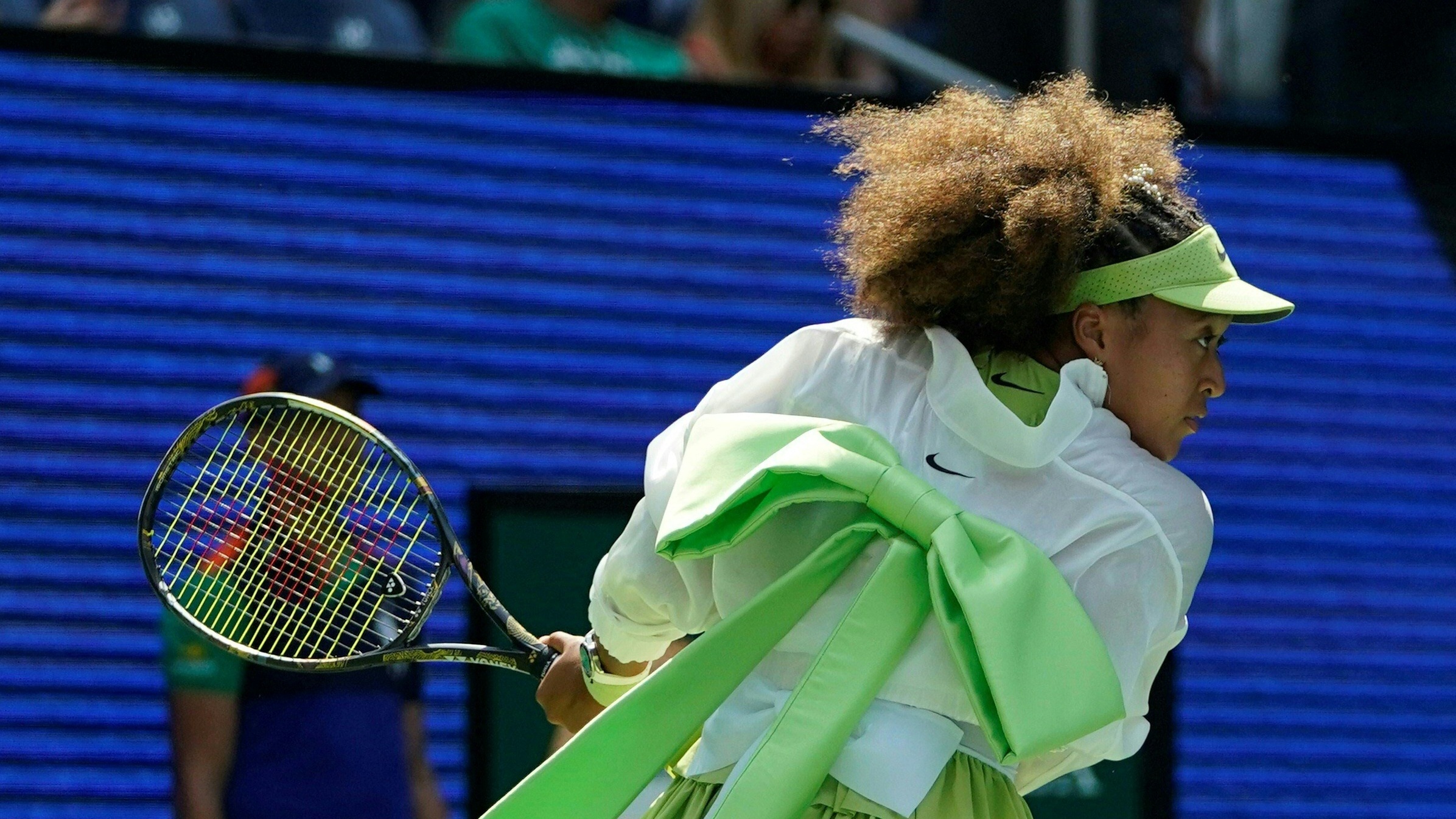 Naomi Osaka draagt bijzondere strikkenlook op US Open