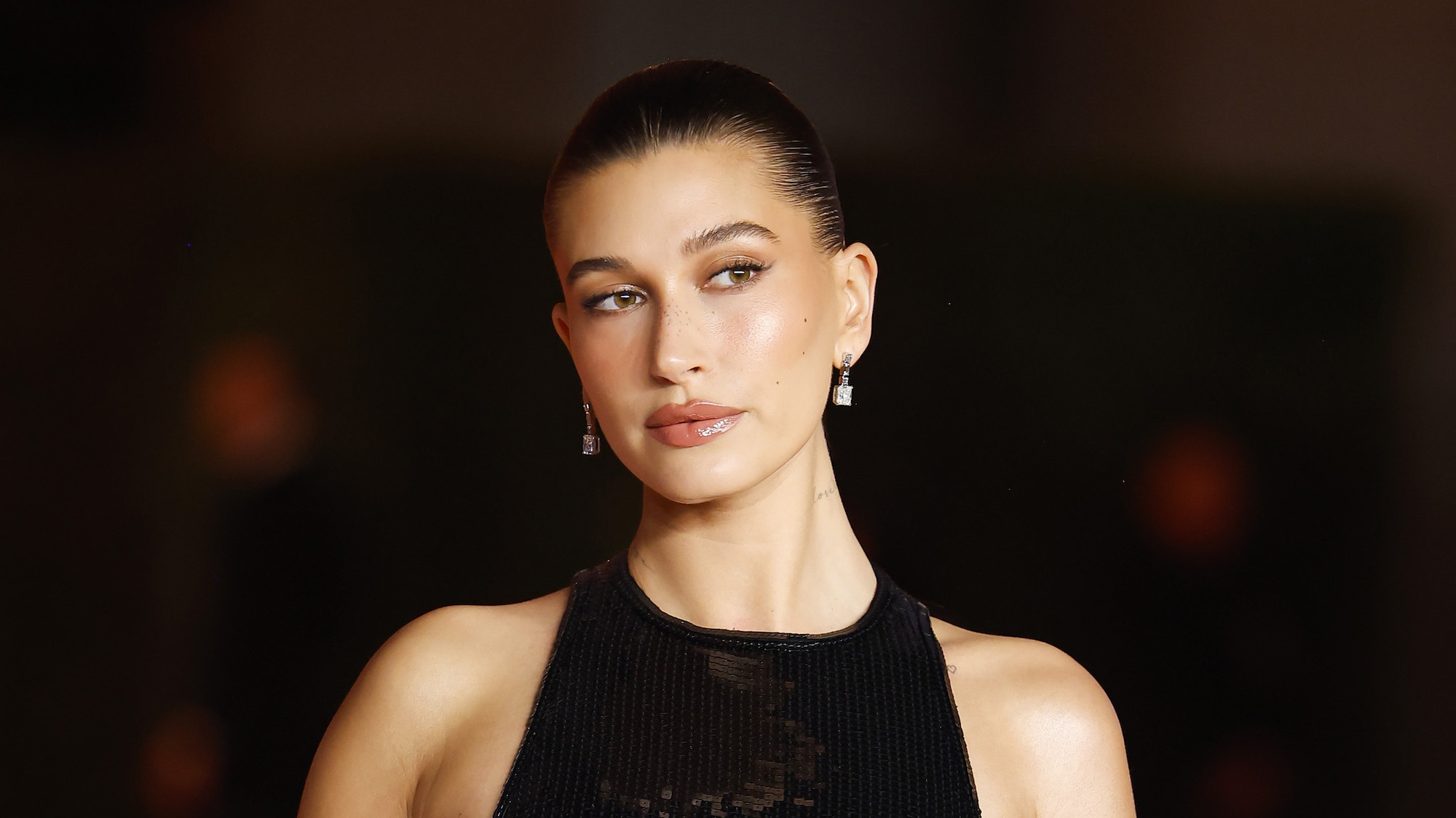 Hailey Bieber showt haar babybump in een korte rode jurk