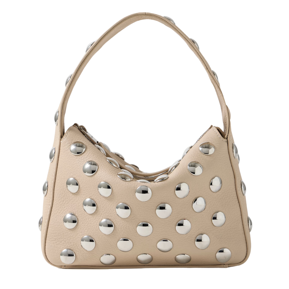 De tas met studs is overduidelijk hét accessoire van het moment