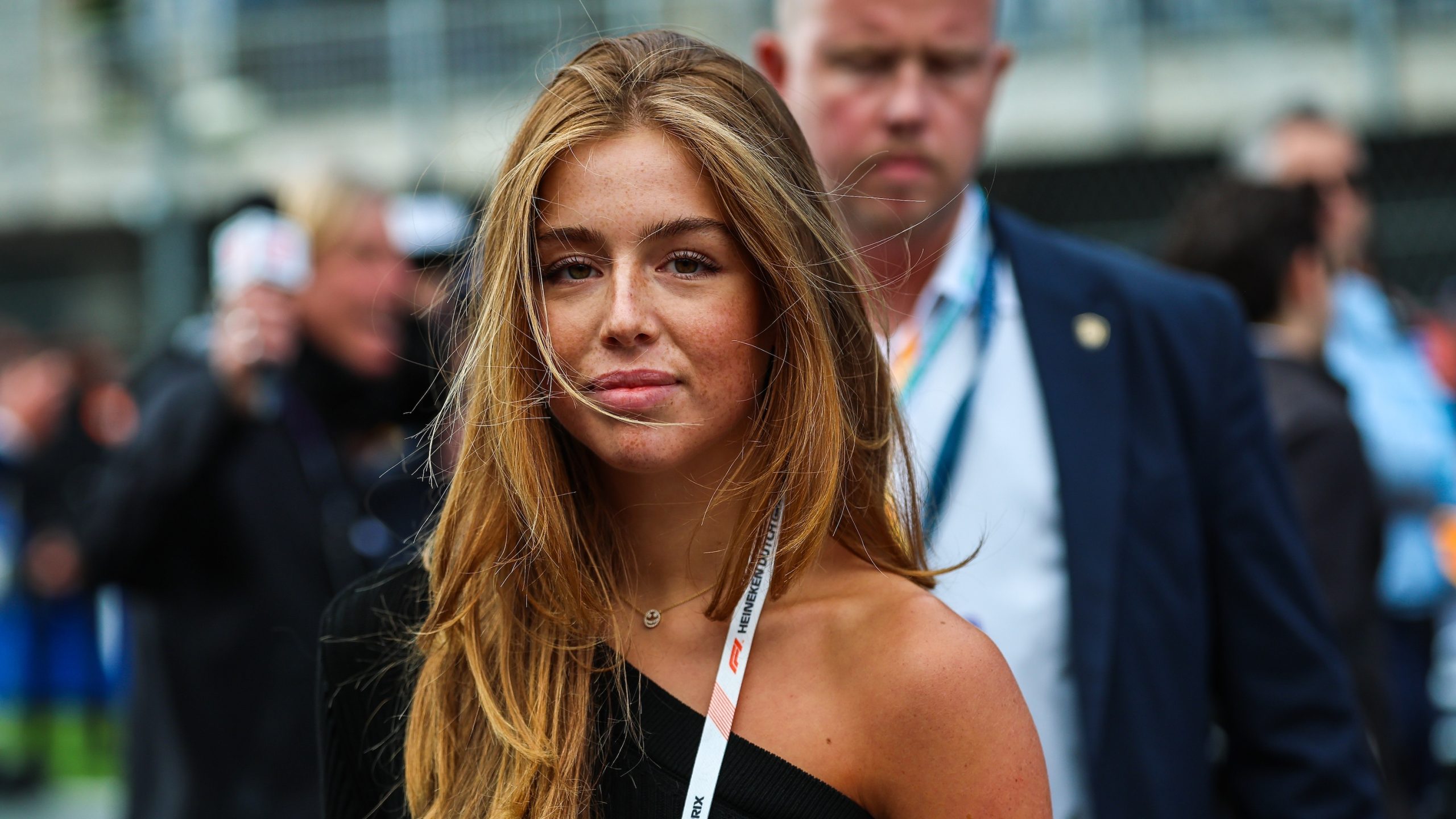 Prinses Alexia Schittert In Chique One Shouldertop Bij De Formule 1