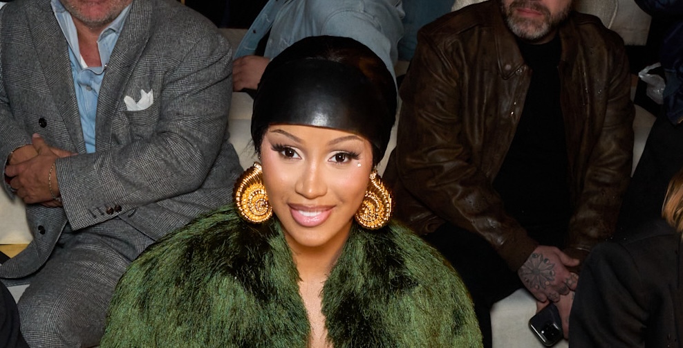 Cardi B heeft bijzonder kapsel met lange pony tijdens Mugler-show