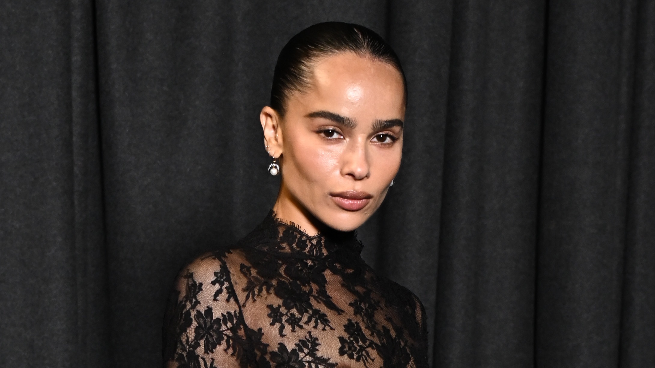 Zoë Kravitz maakt een naked dress chic bij de Saint Laurent-show