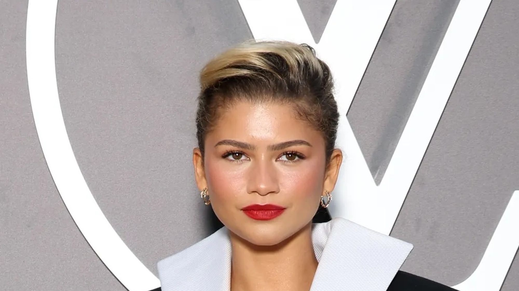Zendaya verschijnt in een ballonrok bij de Louis Vuitton-show