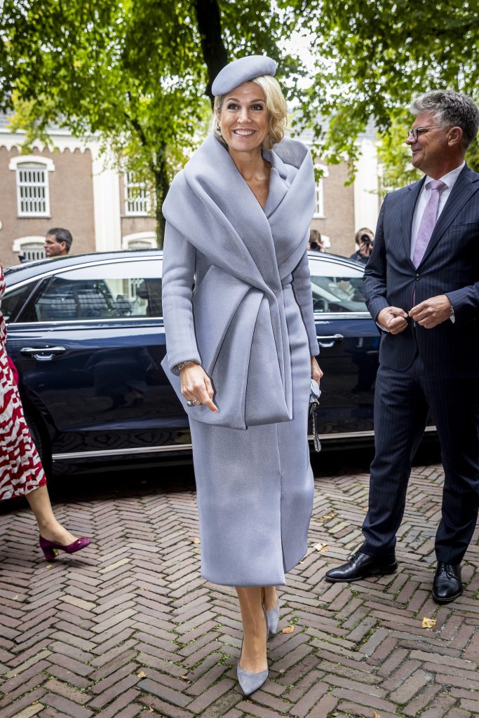 Máxima draagt grijze look van Nederlandse ontwerper Benchellal