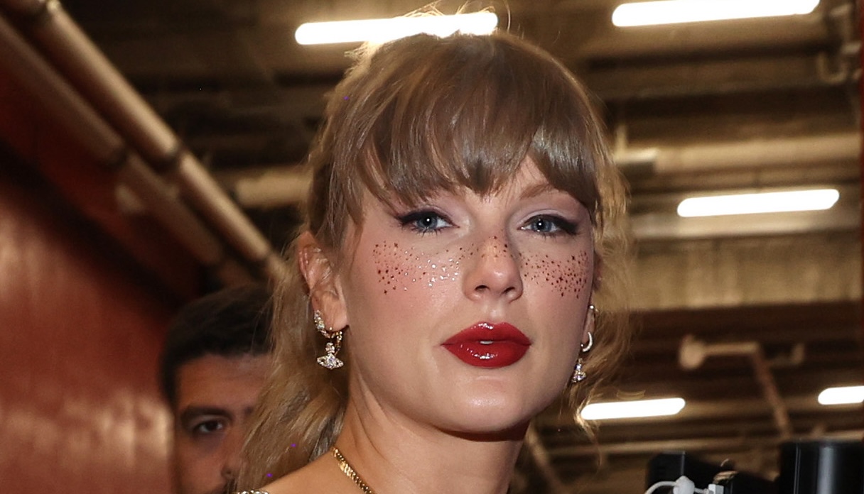 Taylor Swift bezoekt het stadion met glitter freckles