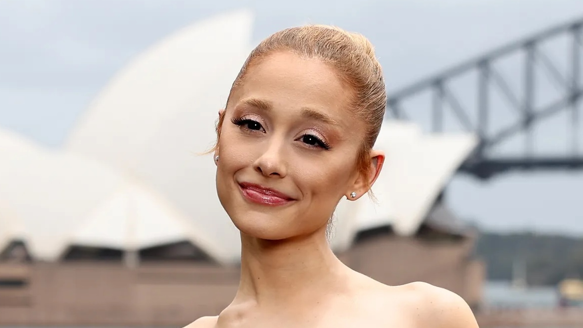 Ariana Grande verandert in Glinda in dit setje van Bode