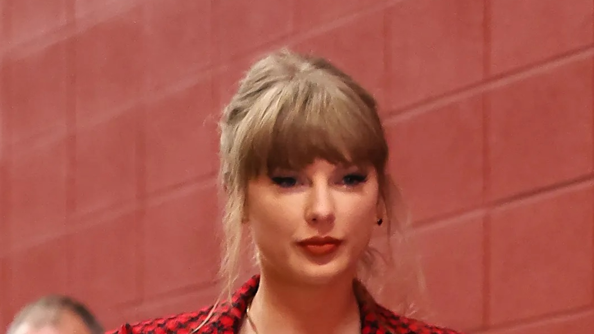 Taylor Swift duikt in de jaren negentig met een Versace-rokpak