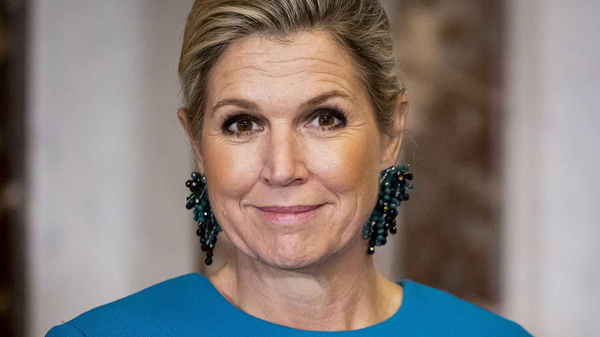 Máxima kiest voor een chique rock-'n-roll-look: een jurk met studs