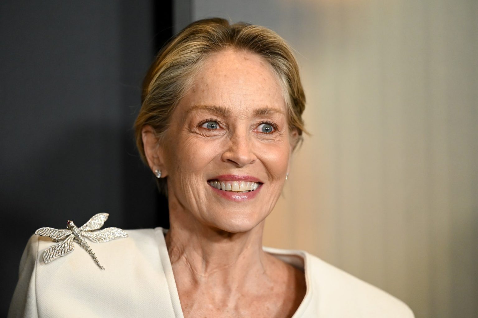 Sharon Stone zo goed als make-uploos bij Governors Awards 2024