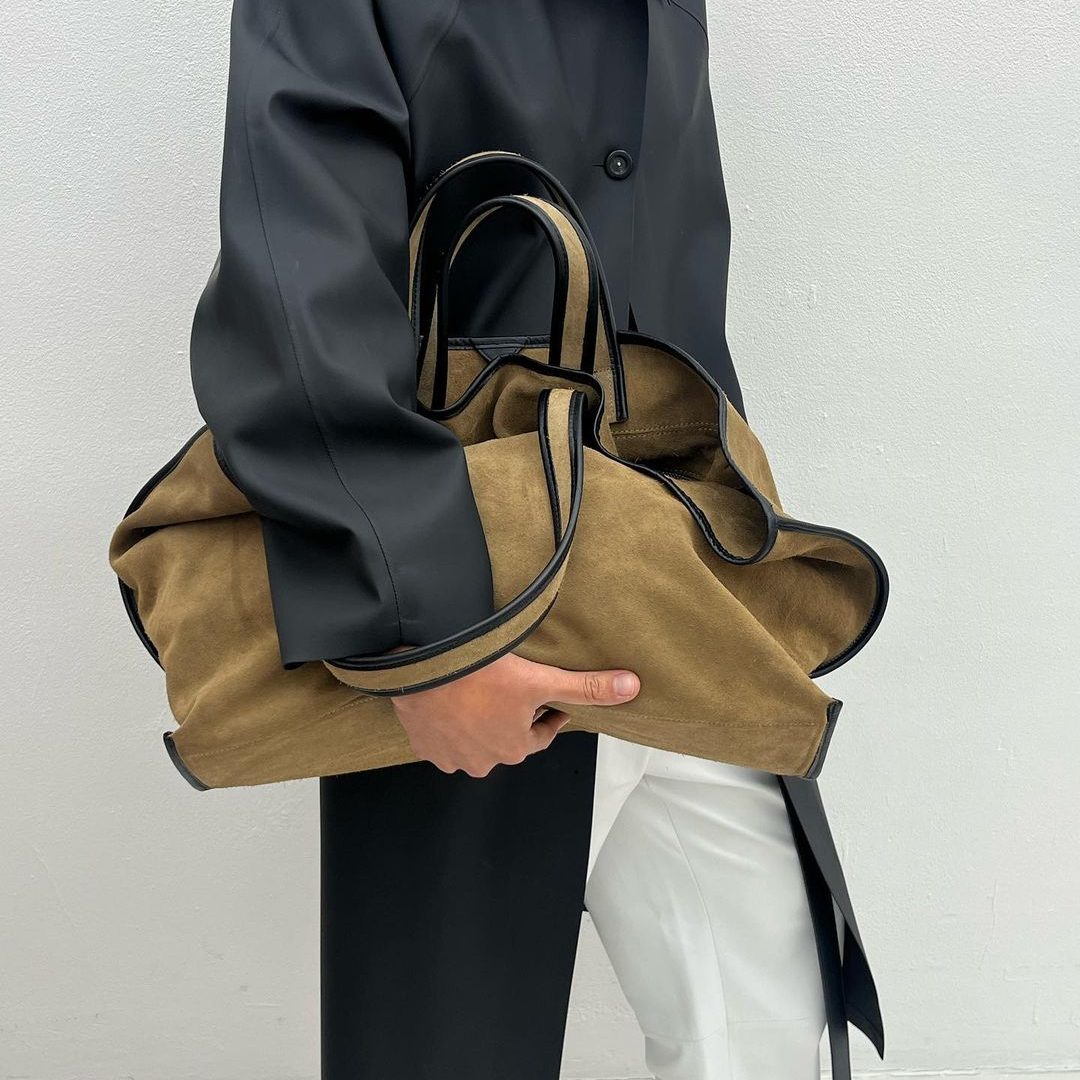 Bella Hadids tas van Valentino Garavani is de nieuwste it-bag