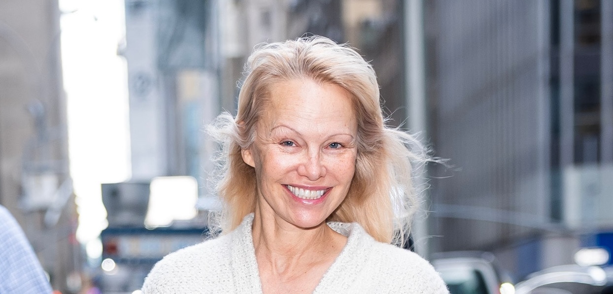 Pamela Anderson draagt drie monochrome looks in één week