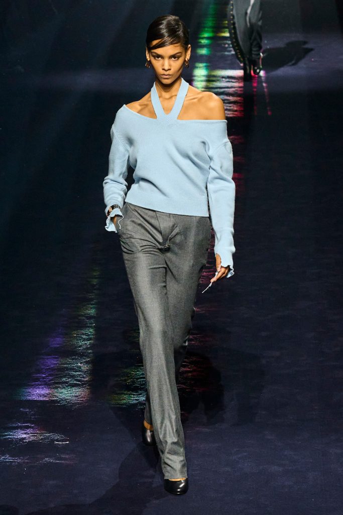 Nederlands model Farah Nieuwburg is niet te missen op de catwalk