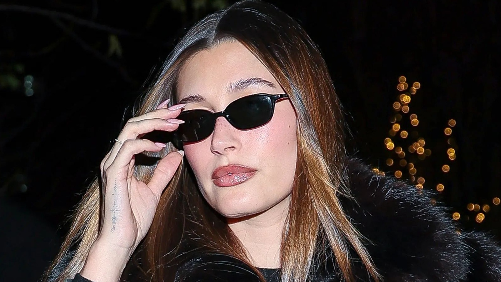 Hailey Bieber ruilt haar steile lokken in voor krullend haar