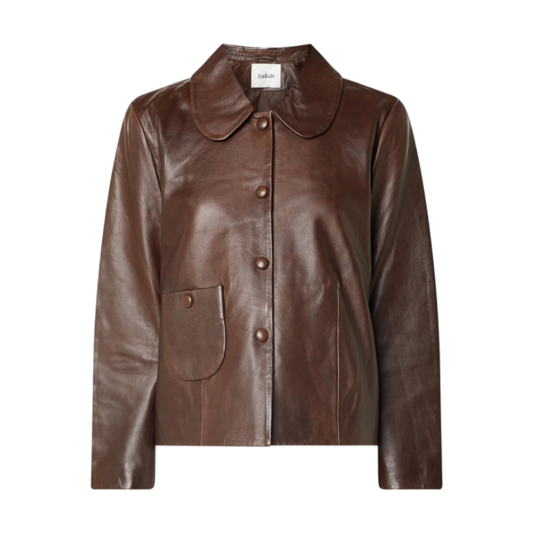 De bruine leren jas is de perfecte tussenjas voor de lente van 2025