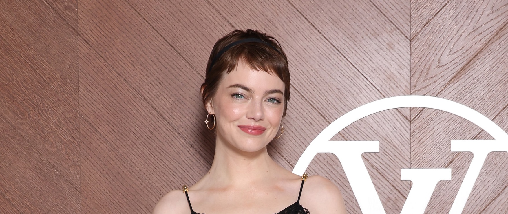 Emma Stone draagt een lingeriejurk tijdens Paris Fashion Week