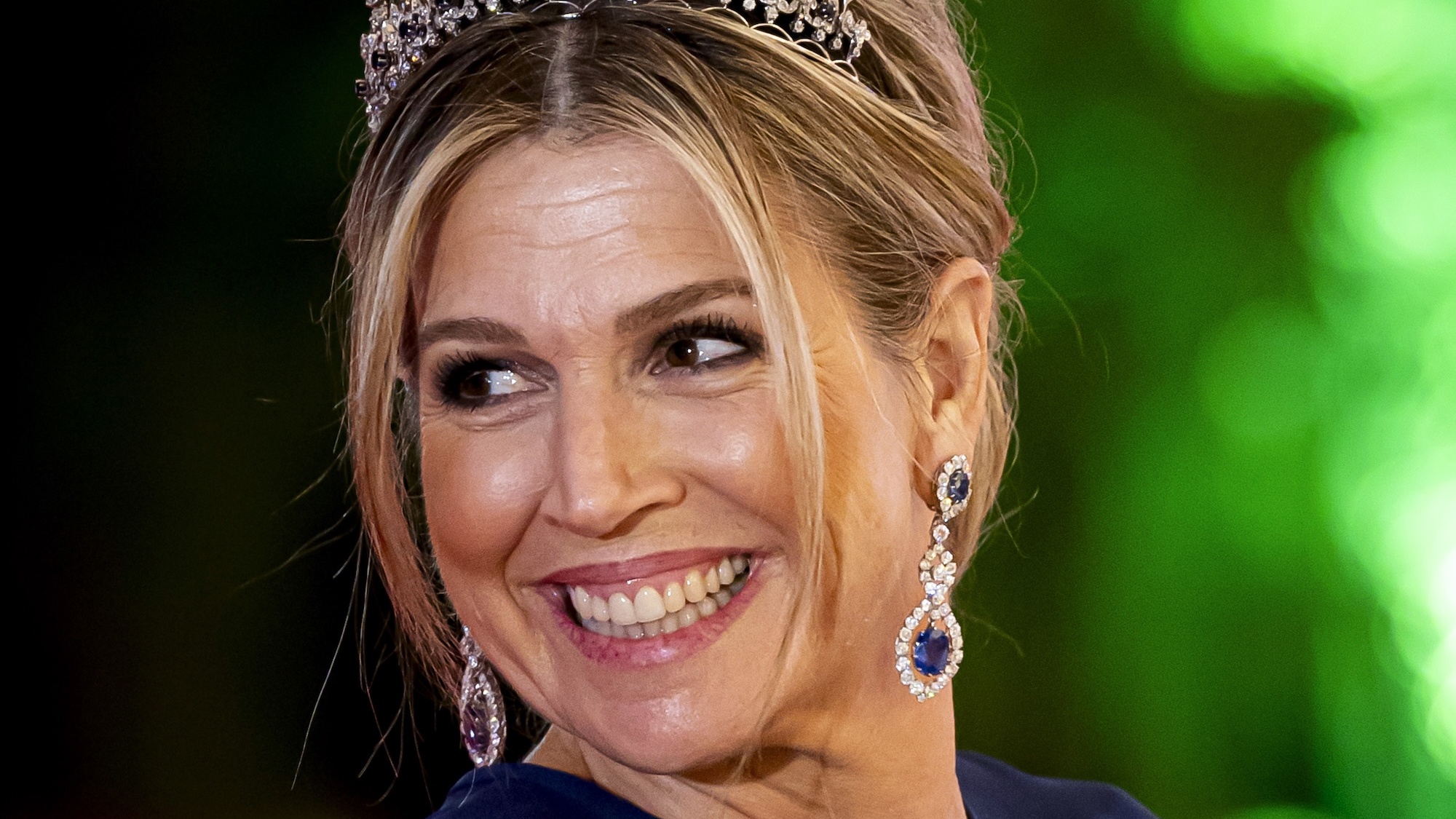 Koningin Máxima draagt haar broche op déze manier in Kenia