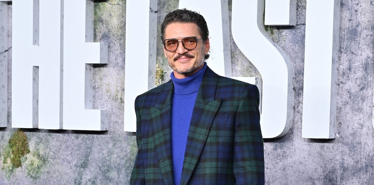 Pedro Pascal draagt de dijhoge leren laarzen van Saint Laurent