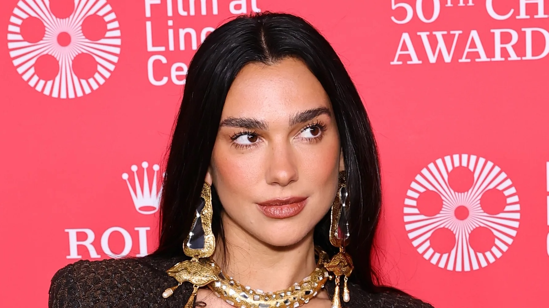 Dua Lipa draagt een naked dress van Schiaparelli