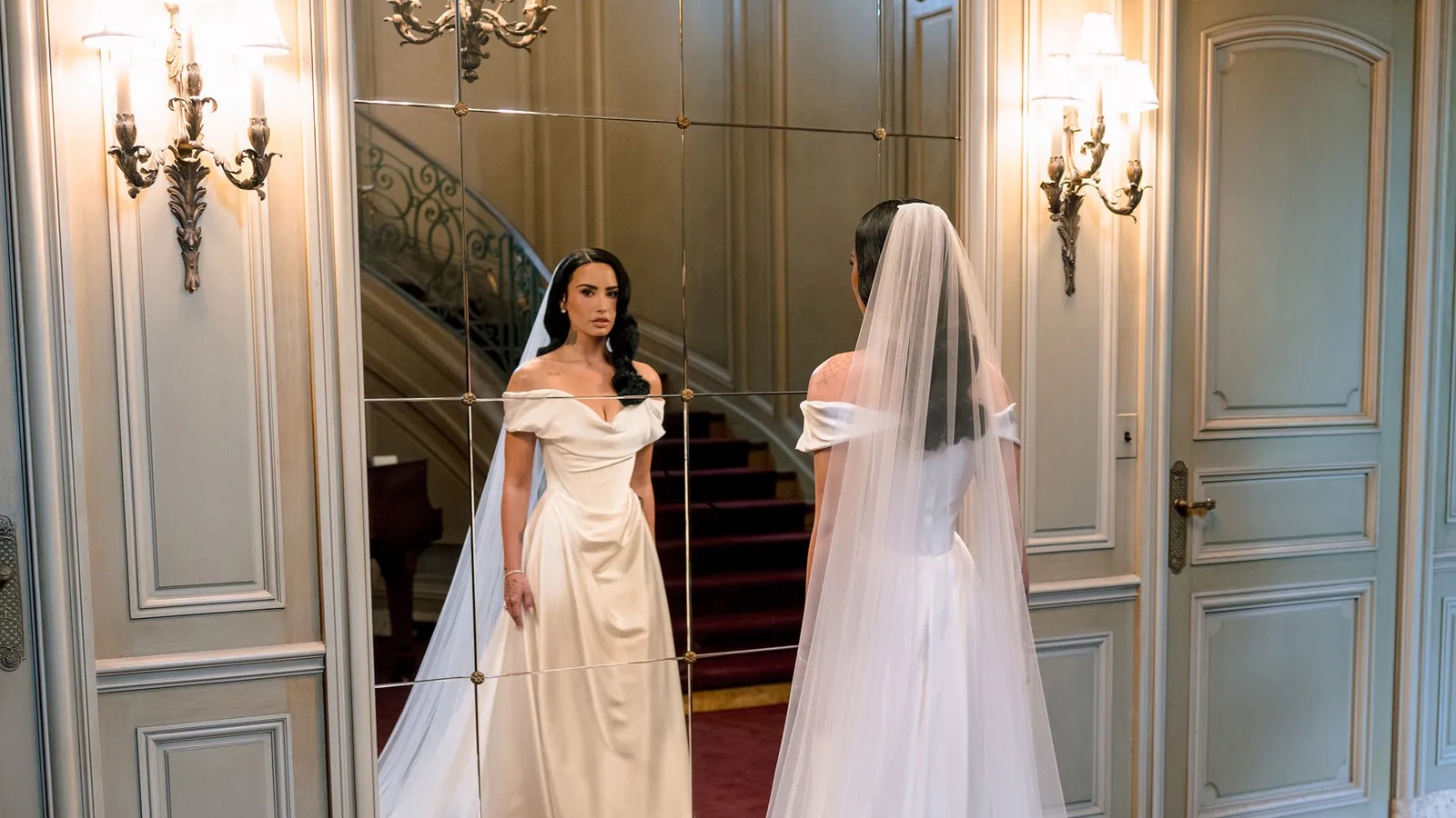 Demi Lovato is getrouwd in een bruidsjurk van Vivienne Westwood