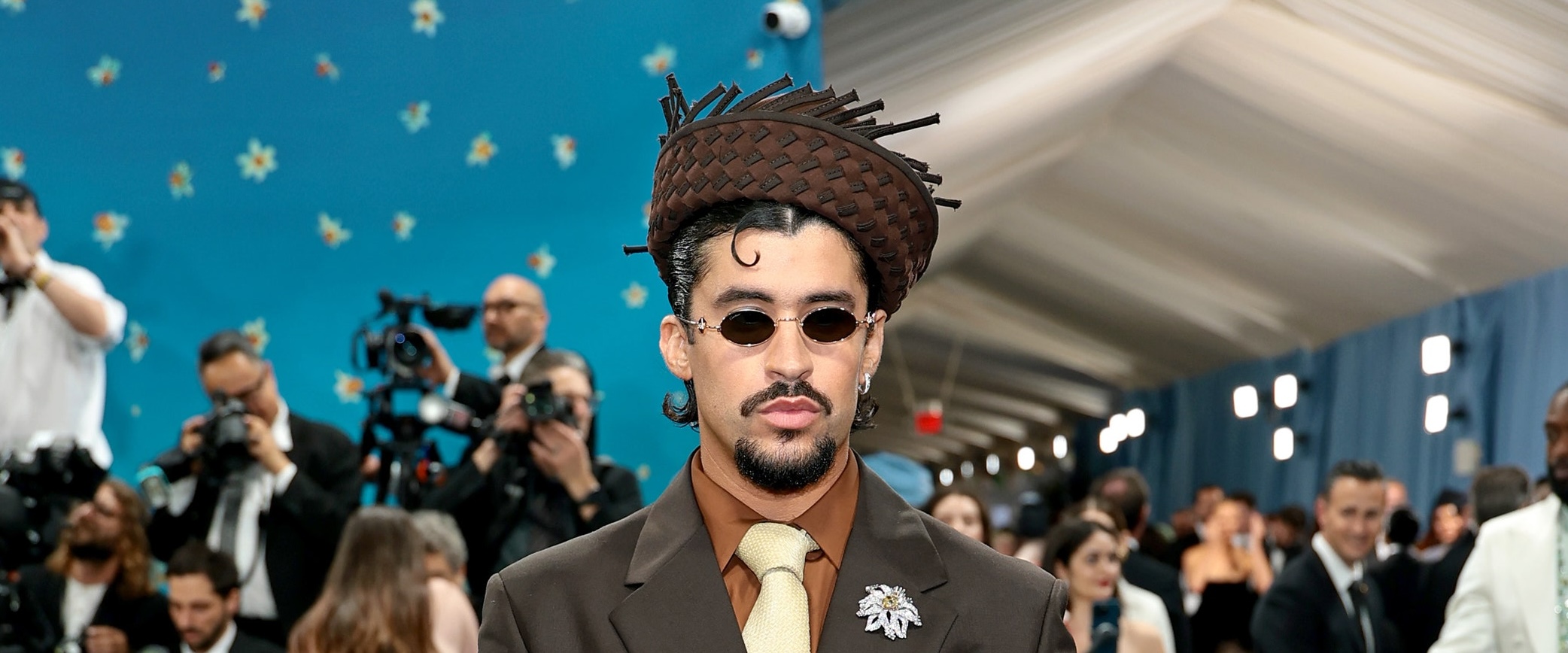 Bad Bunny draagt Prada op het Met Gala 2025