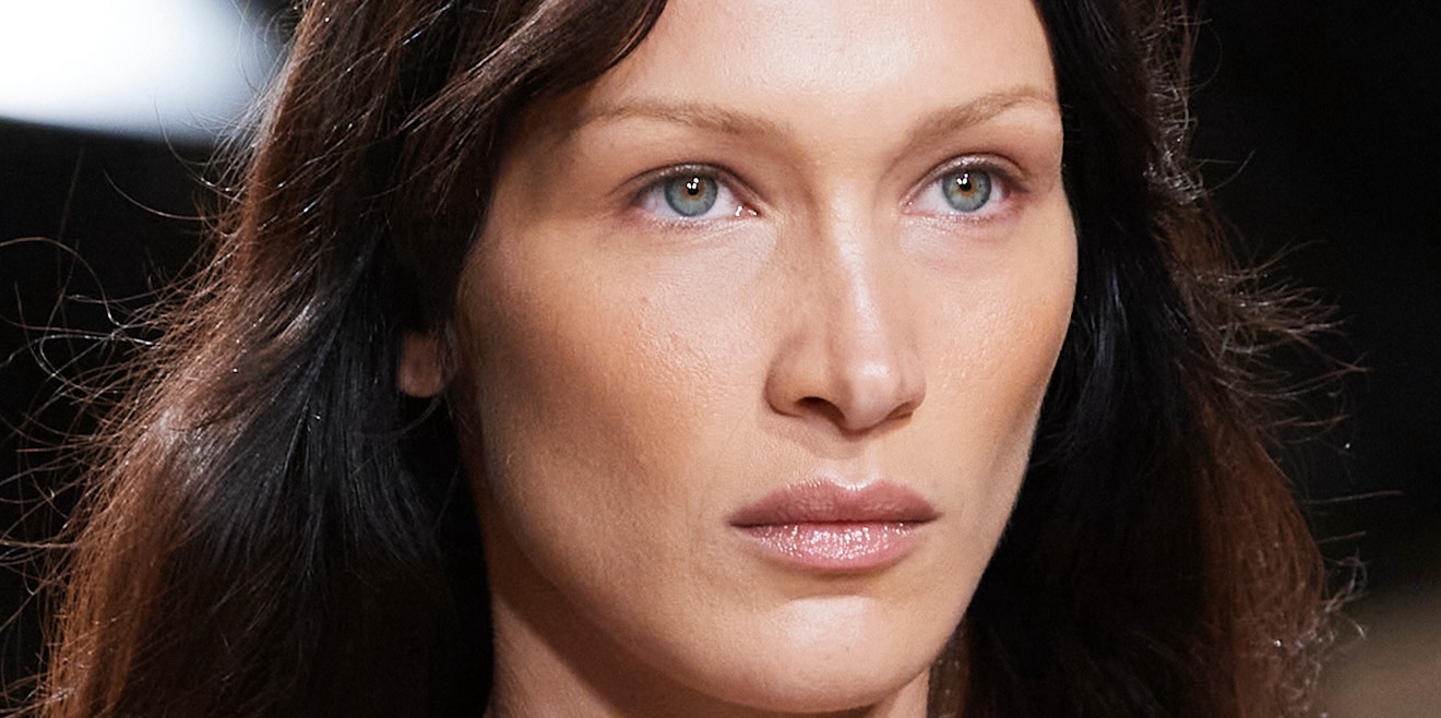 Bella Hadid zweert bij de Weleda Skin Food-crème