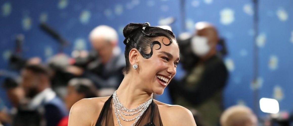 Dua Lipa draagt Chanel op het Met Gala 2025