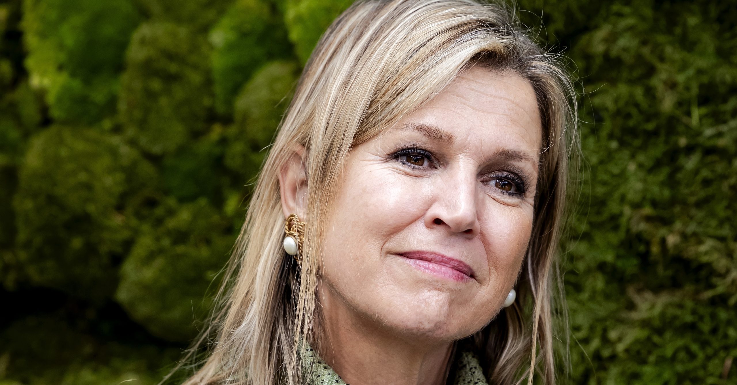Koningin Máxima kiest voor een 'truttig' vest met knopen