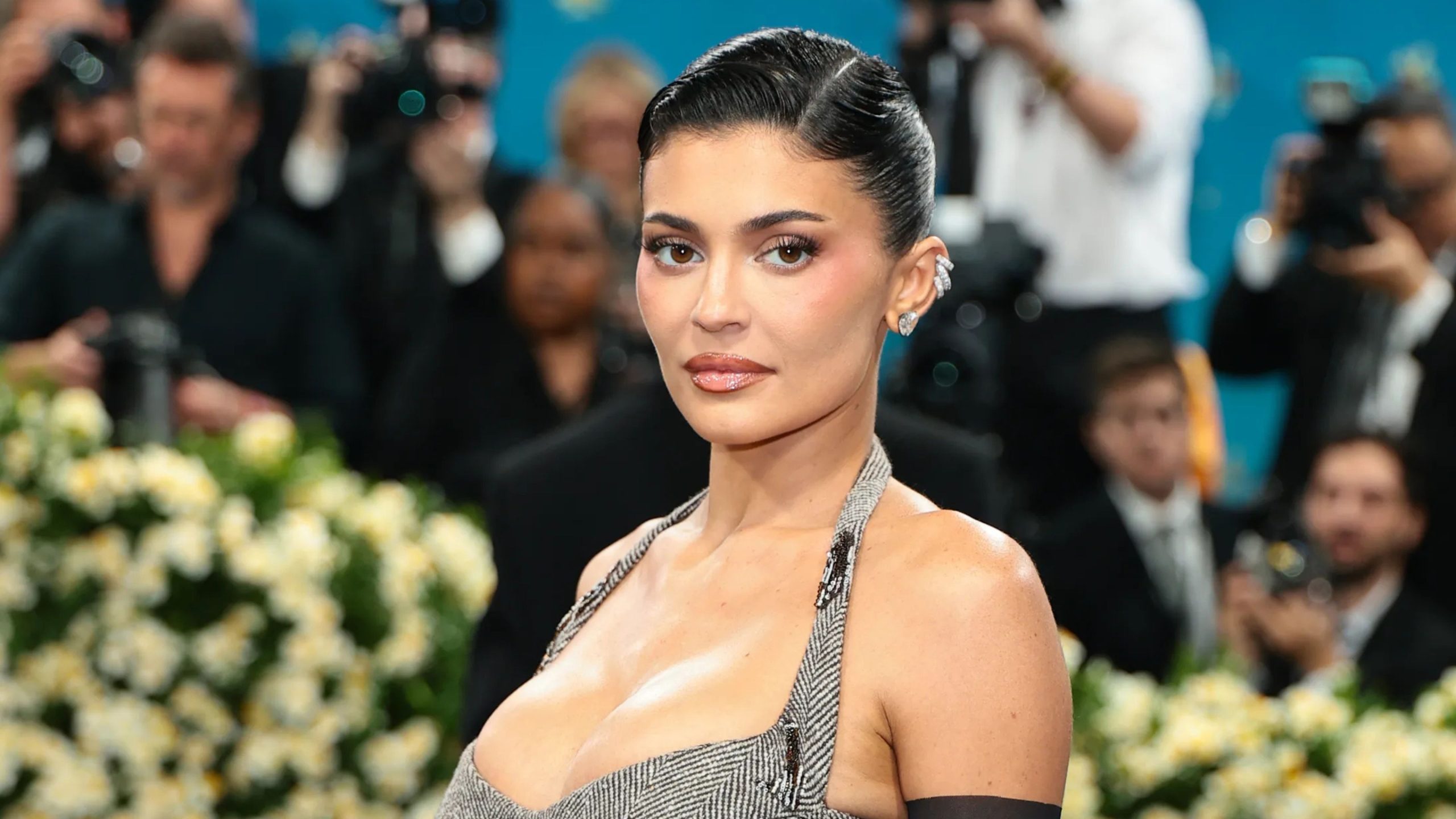 Kylie Jenner schittert op het Met Gala 2025 in een Ferragamo-jurk