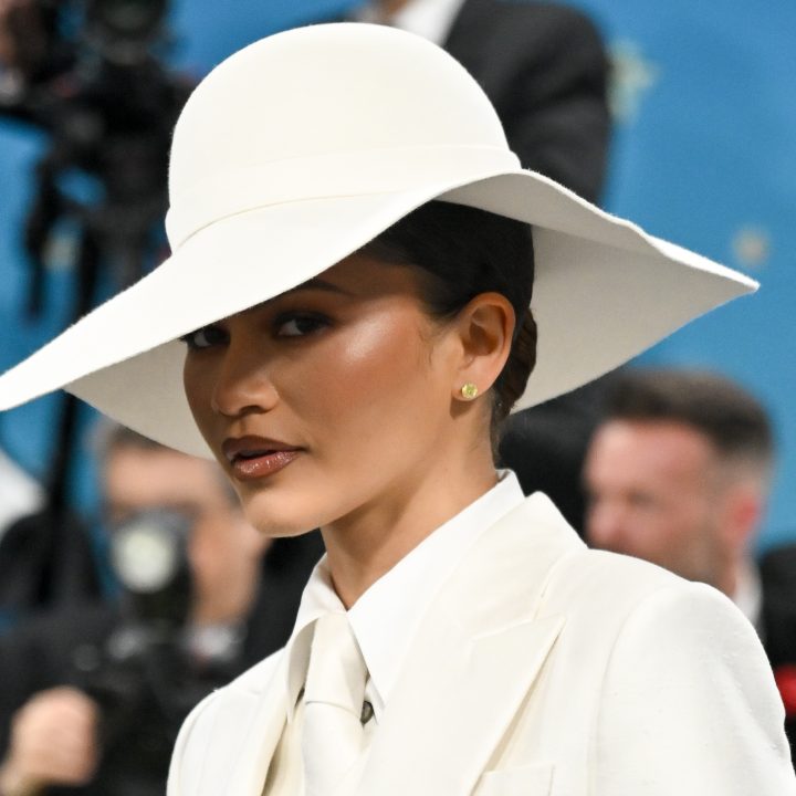 Gigi Hadid op het Met Gala 2025 in gouden Miu Miu