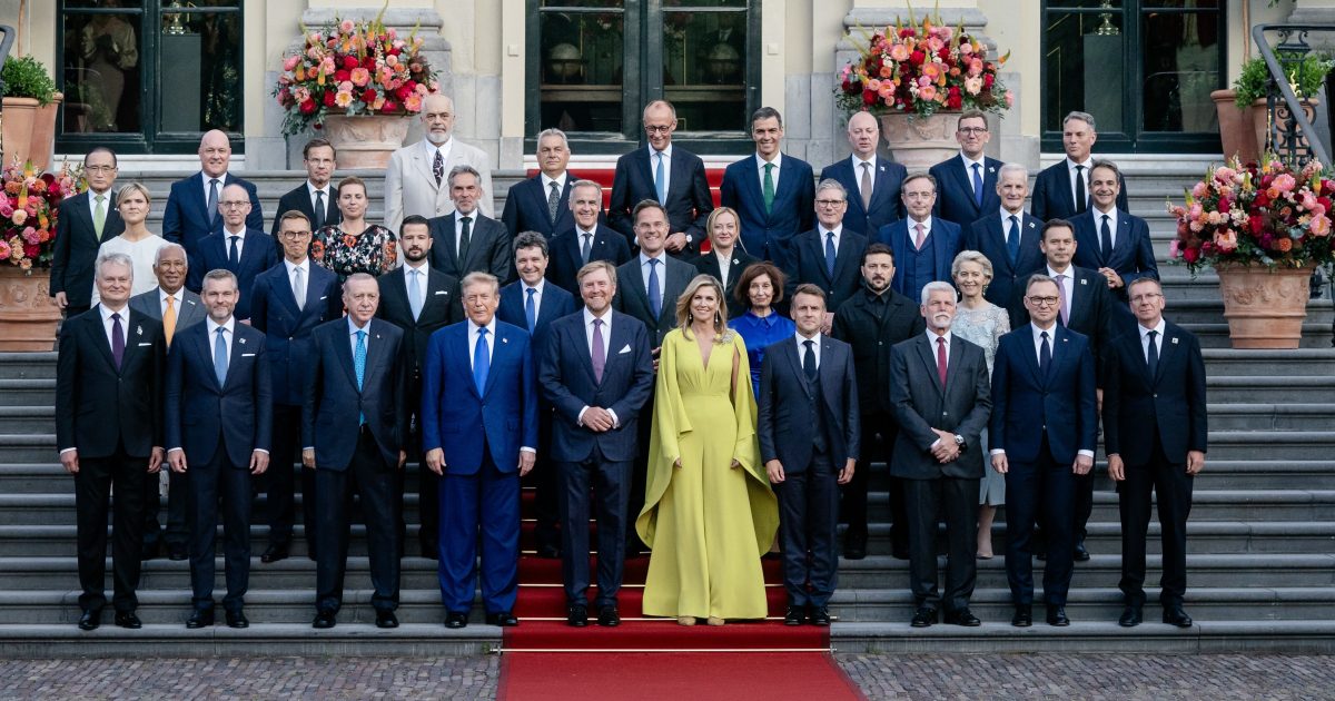 Koningin Máxima draagt Natan tijdens NAVO-diner