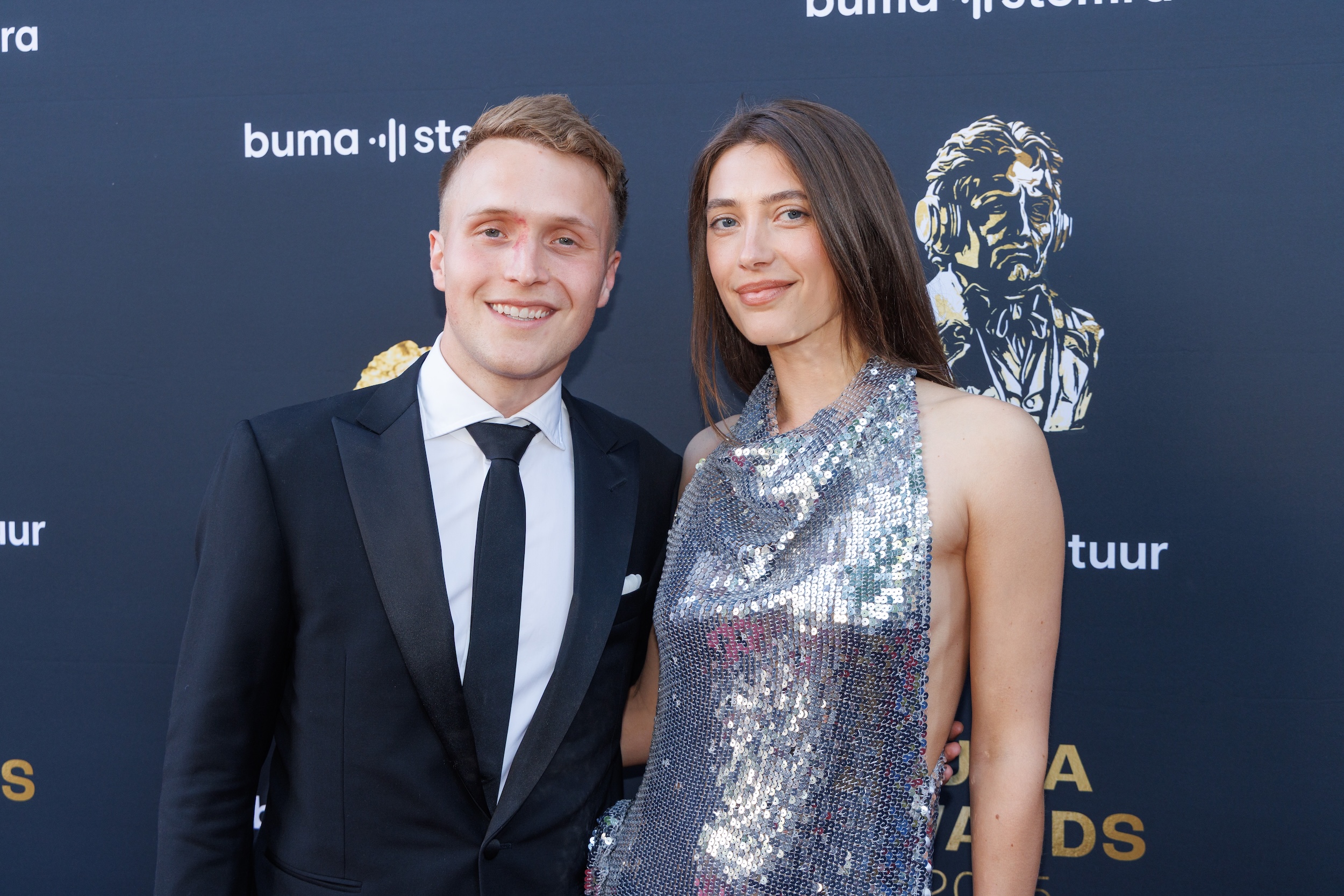 Chesley Weimar in H&M-jurk naar Buma Awards met Roxy Dekker