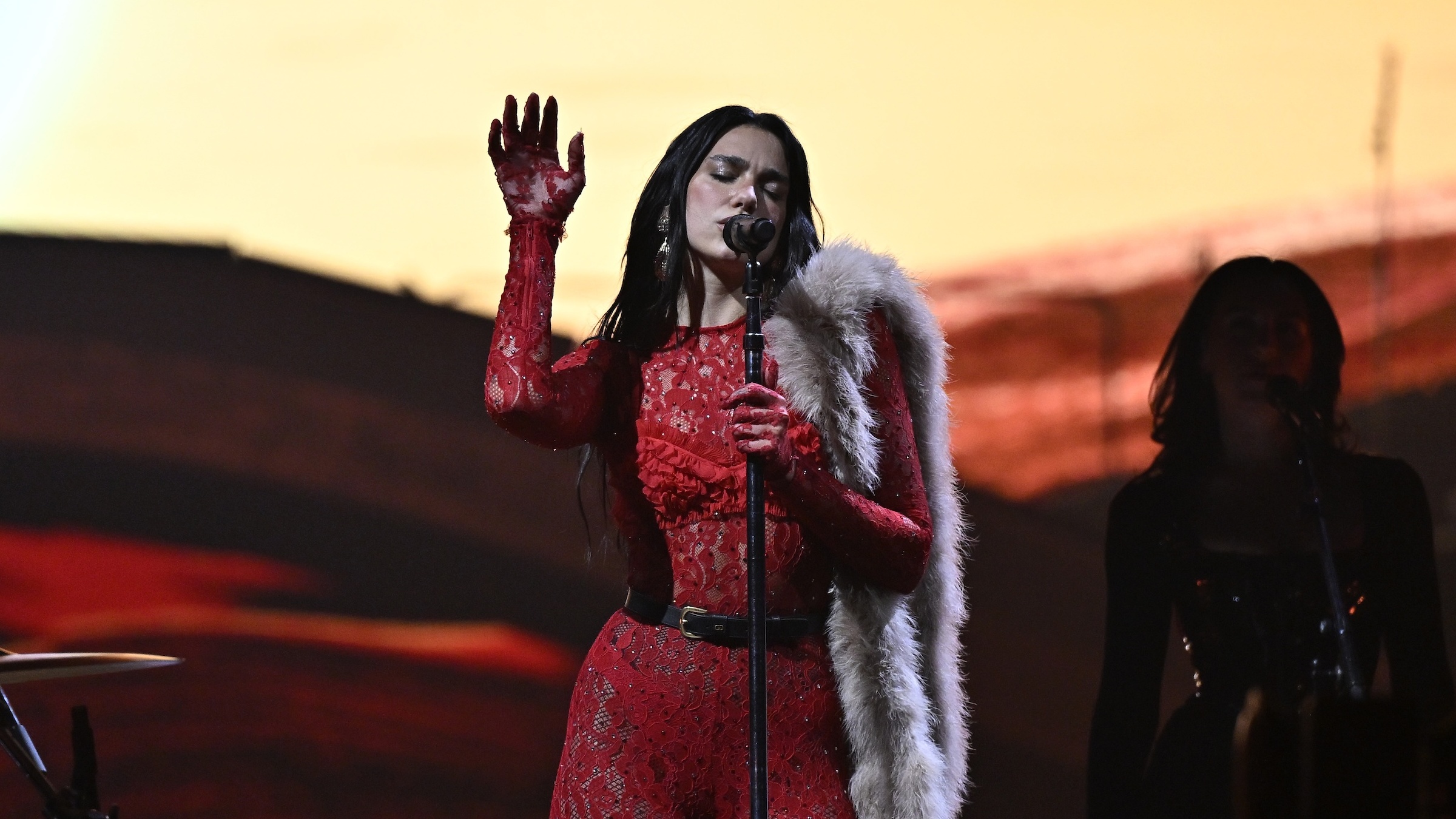 Dua Lipa praat én zingt Nederlands tijdens concert in Ziggo Dome