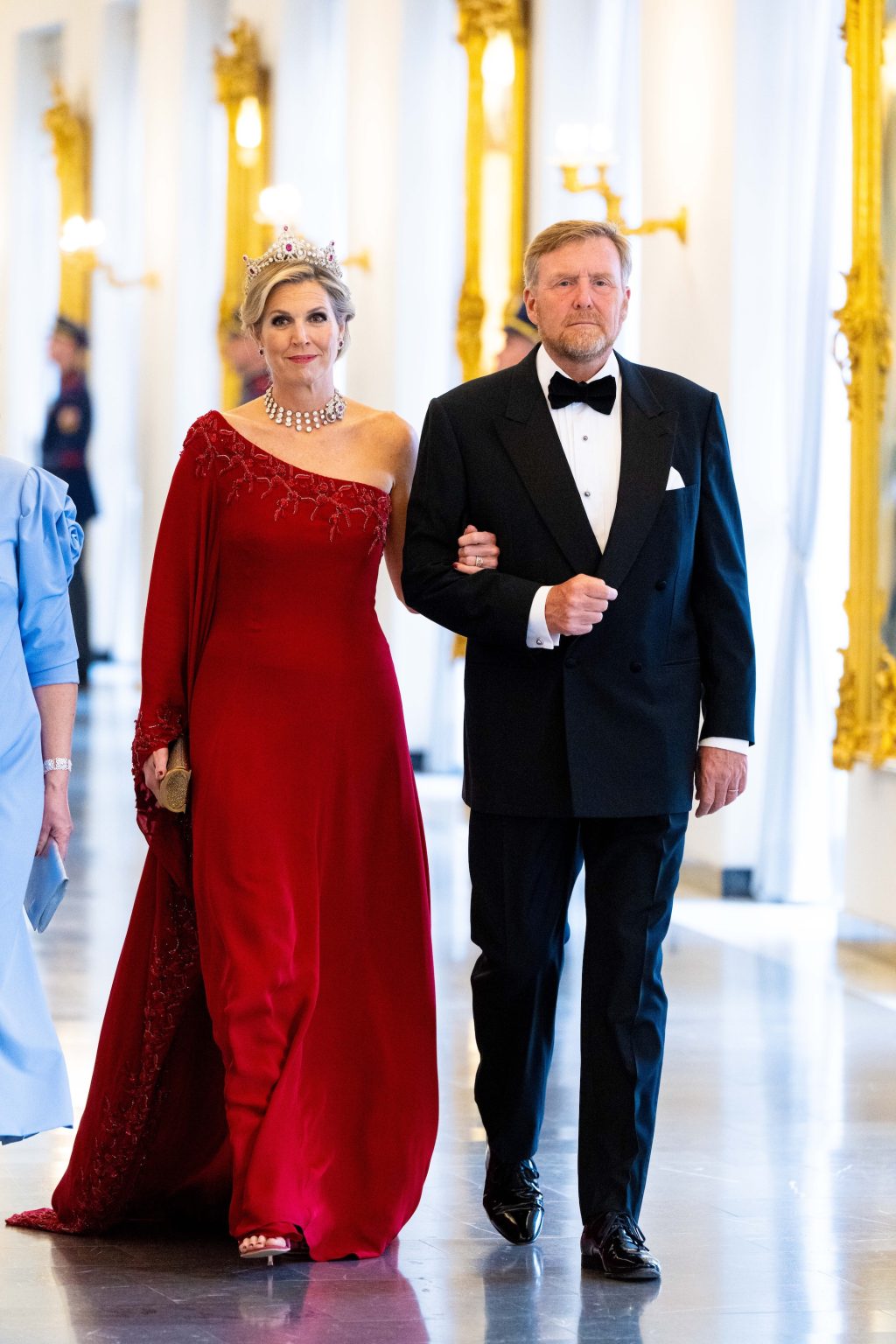 Koningin Máxima draagt rode off-shoulderjurk in Praag