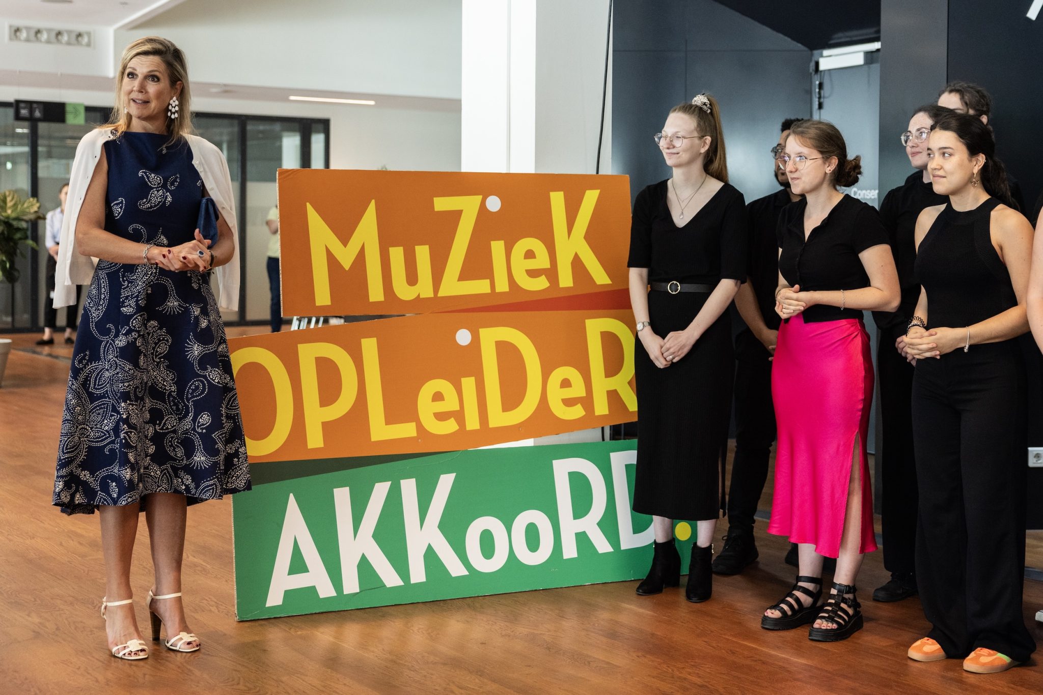 Koningin Máxima kiest voor een 'truttig' vest met knopen