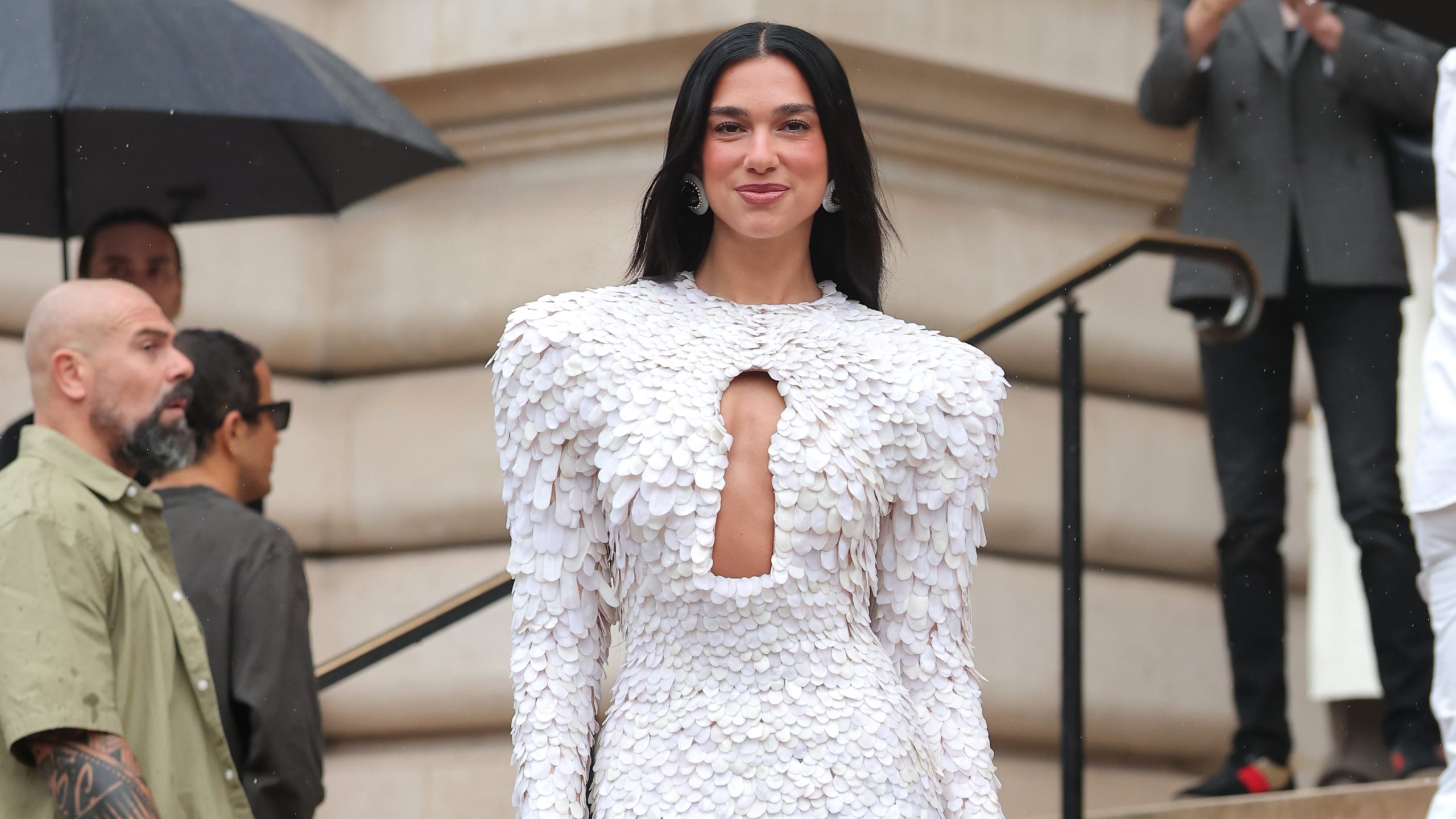 Dua Lipa zet krachtige bridal look neer bij Schiaparelli-show