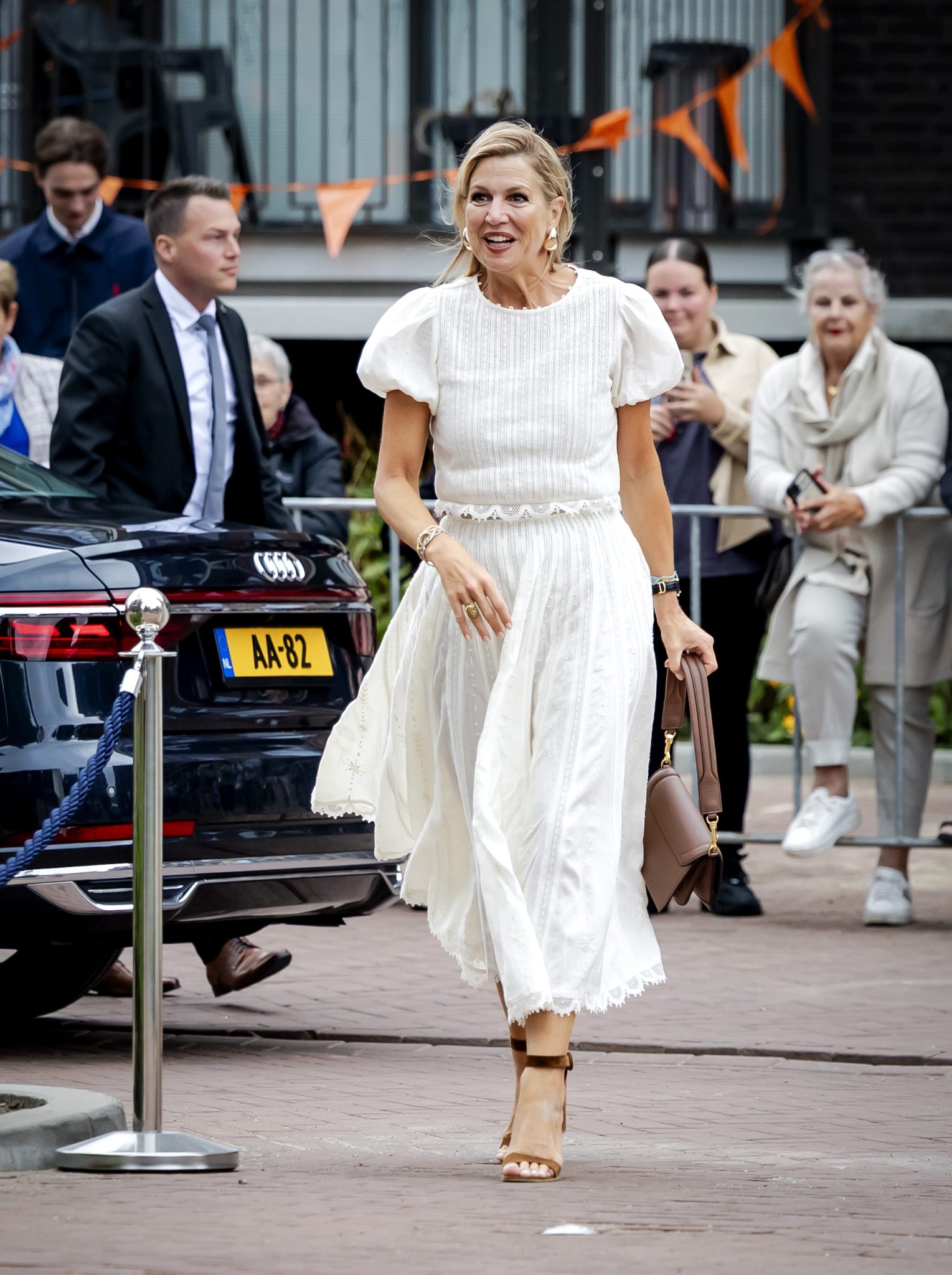 Koningin Máxima draagt crop top tijdens officieel bezoek