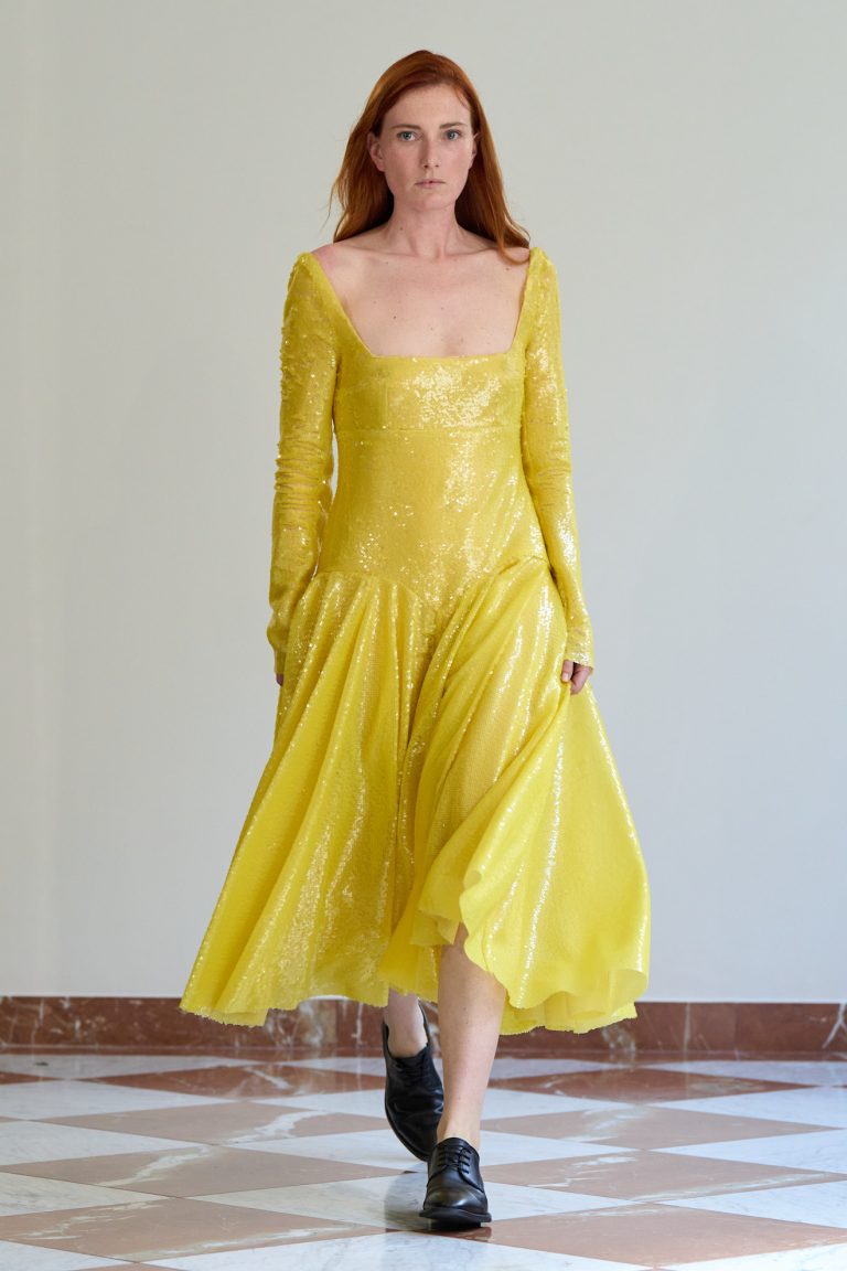 Laïs van Niel loopt op de catwalk tijdens London Fashion Week