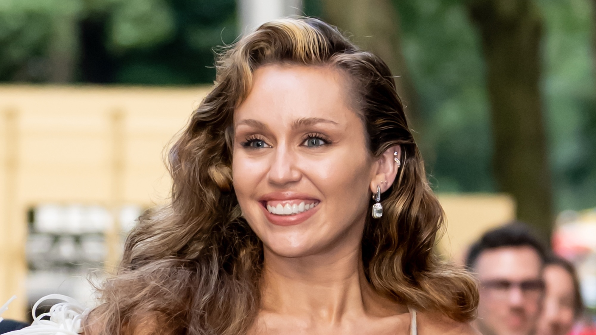 Miley Cyrus schittert in dromerige look van Iris van Herpen