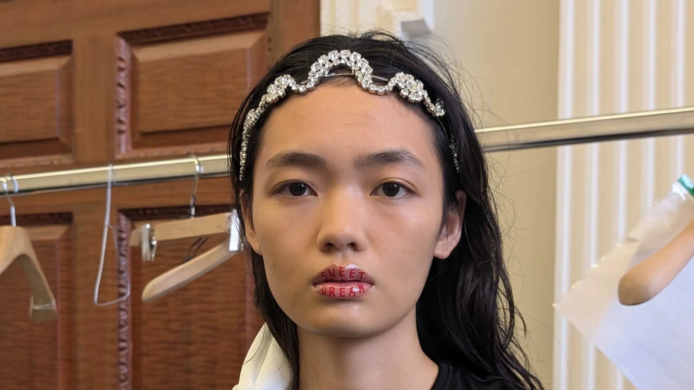 Statement-lippen zijn een trend bij Simone Rocha lente/zomer 2026